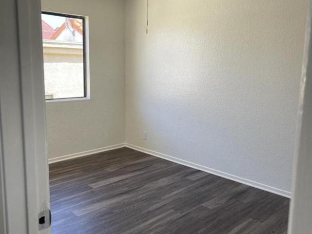2 Br, 1 bath, Apartment 11503 Menlo Ave