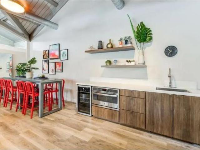 2 Br, 1 bath, Apartment 1151 Walnut Ave