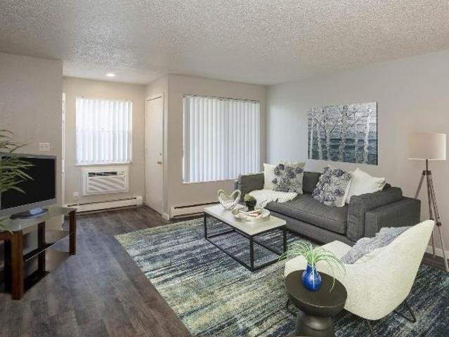 2 Br, 1 bath, Apartment 1170 S Chelton Road
