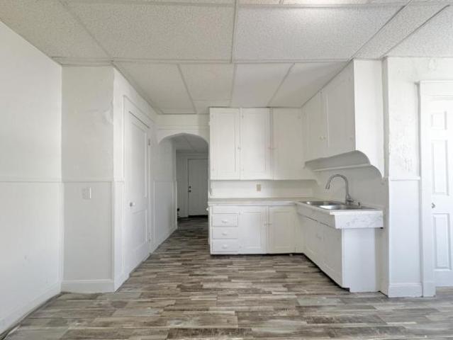 2 Br, 1 bath, Apartment 117 Pierce St