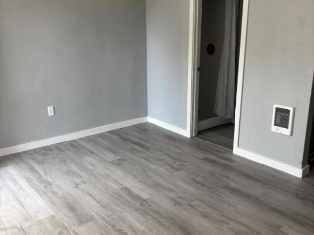 2 Br, 1 bath, Apartment 1101 Century Dr NE