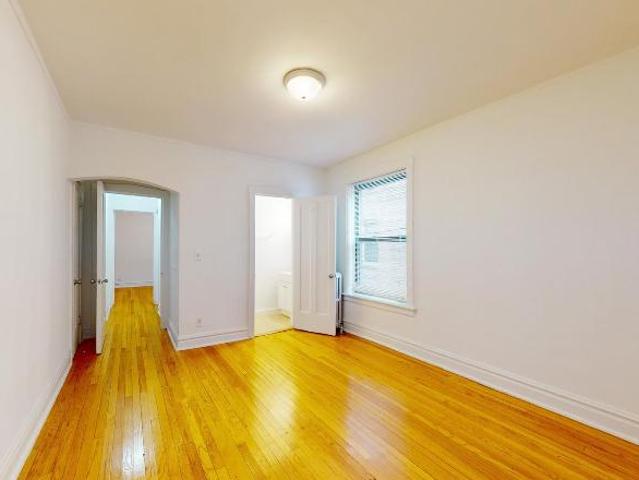 2 Br, 1 bath, Apartment 1101 E Hyde Park Blvd