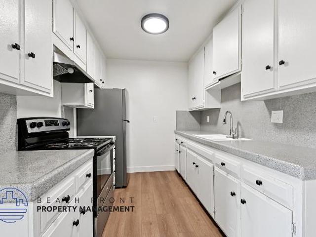 2 Br, 1 bath, Apartment 1105 N Flower St