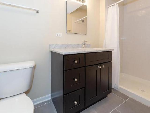 2 Br, 1 bath, Apartment 1118 E Hyde Park Blvd