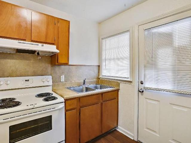 2 Br, 1 bath, Apartment 1240 Lawnview Pl