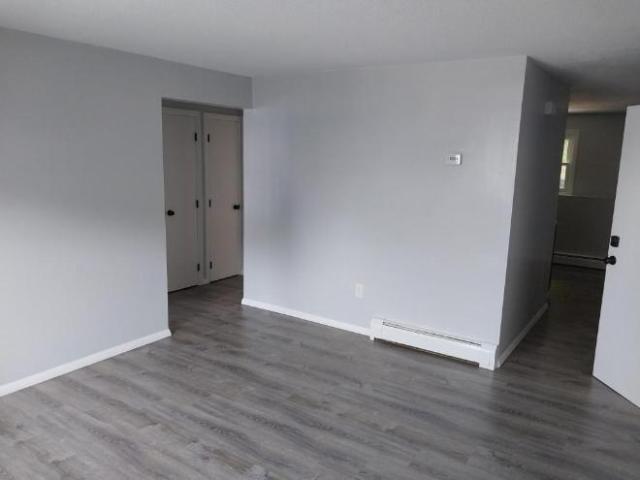 2 Br, 1 bath, Apartment 124 Ash St