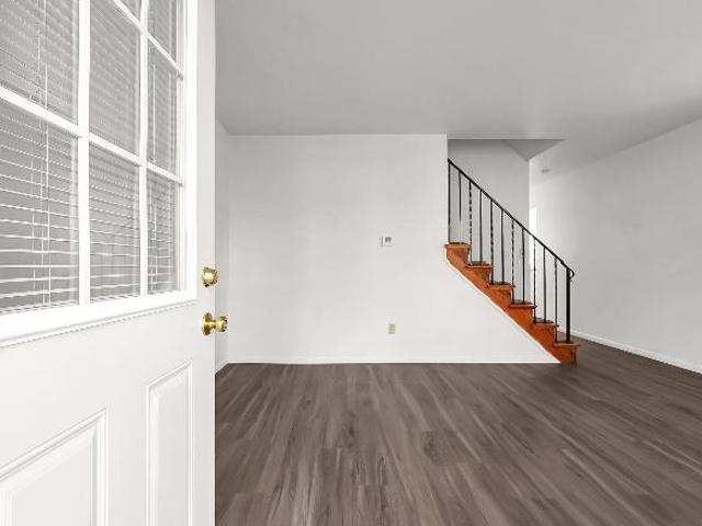 2 Br, 1 bath, Apartment 1250 Kelburn Road