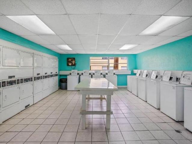 2 Br, 1 bath, Apartment 1201 SE Palm Beach Road