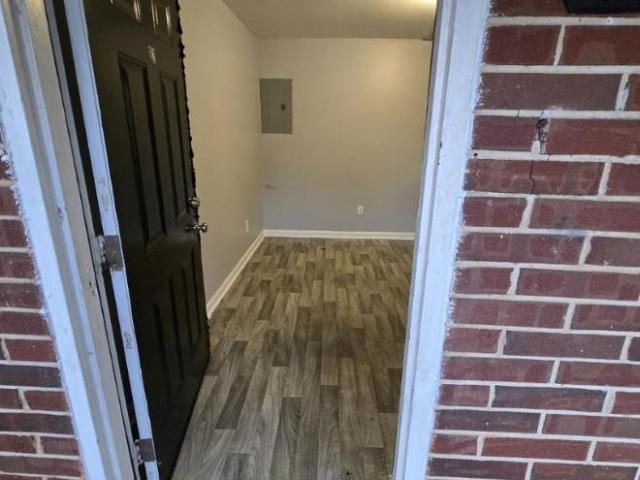 2 Br, 1 bath, Apartment 1215 Woolfolk Street