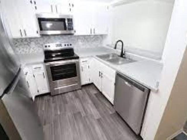 2 Br, 1 bath, Apartment 12200 Montgomery Blvd NE