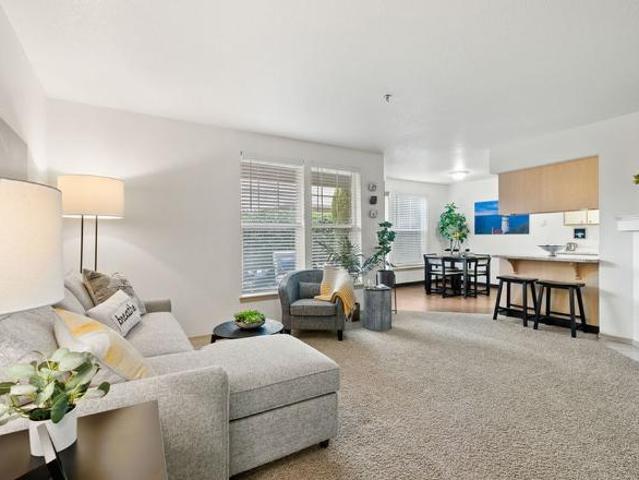 2 Br, 1 bath, Apartment 1221 SE Ellsworth Rd