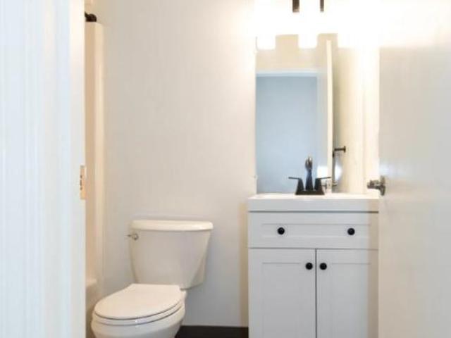2 Br, 1 bath, Apartment 1227 Avondale St