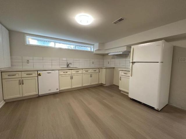 2 Br, 1 bath, Apartment 122 Sanderling Crescent
