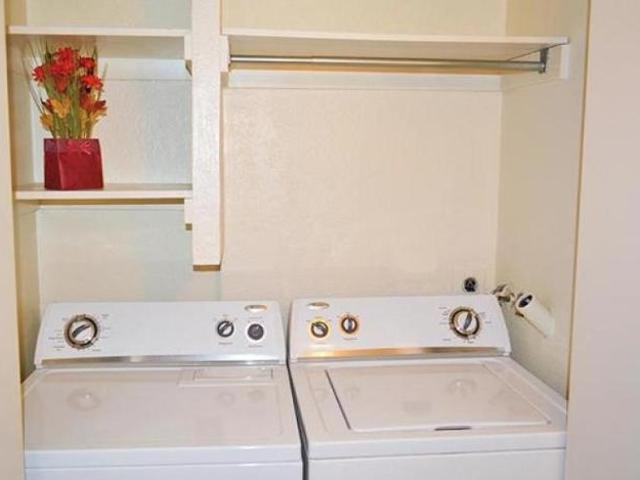 2 Br, 1 bath, Apartment 1360 W Isabella Ave