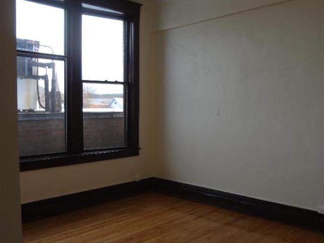 2 Br, 1 bath, Apartment 136 Main Street