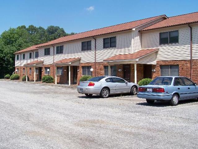 2 Br, 1 bath, Apartment 1303 Forest Knolls Cir