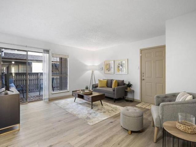 2 Br, 1 bath, Apartment 1330 Mac Arthur Dr