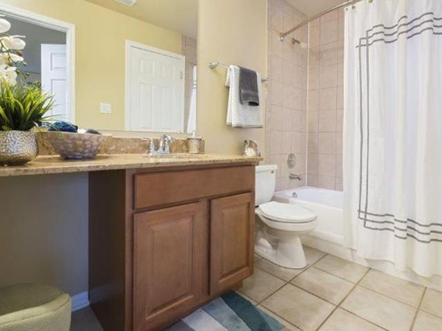 2 Br, 1 bath, Apartment 1445 E Evergreen Dr