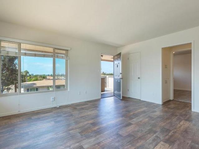 2 Br, 1 bath, Apartment 1450 Pacific Beach Drive