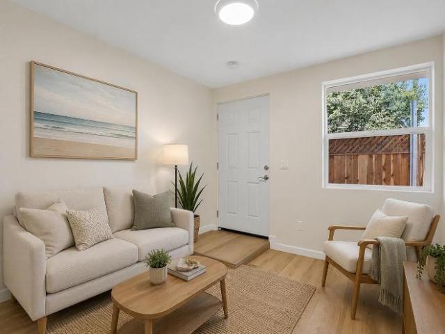 2 Br, 1 bath, Apartment 1475 Pine Ave
