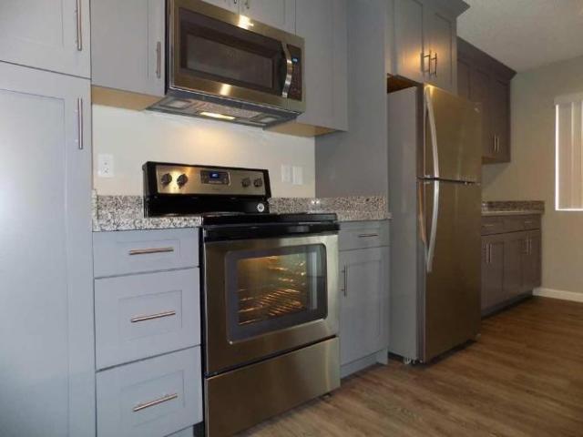 2 Br, 1 bath, Apartment 1481 Exposition Blvd
