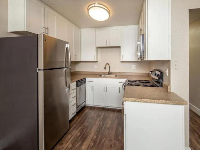 2 Br, 1 bath, Apartment 1401 Lakewood Ave