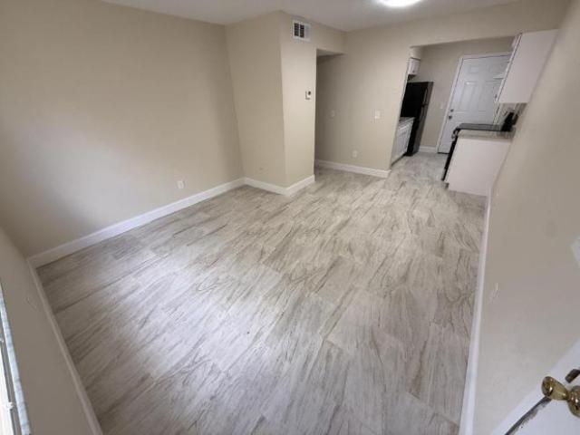 2 Br, 1 bath, Apartment 1411 E Mohawk Ave