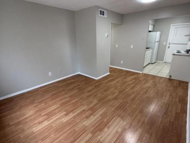 2 Br, 1 bath, Apartment 1411 E Mohawk Ave