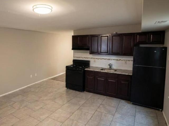 2 Br, 1 bath, Apartment 141 Cooper Avenue