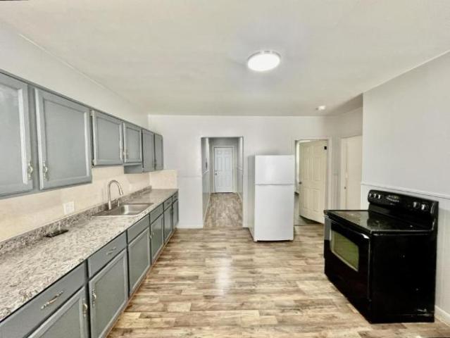 2 Br, 1 bath, Apartment 142 Oxford St