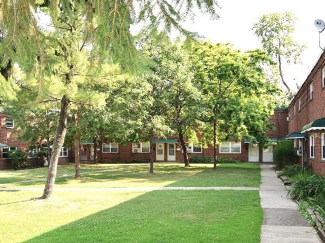 2 Br, 1 bath, Apartment 15401 Plymouth Pl