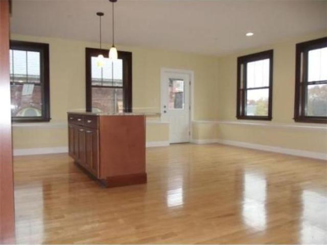 2 Br, 1 bath, Apartment 159 Moore St