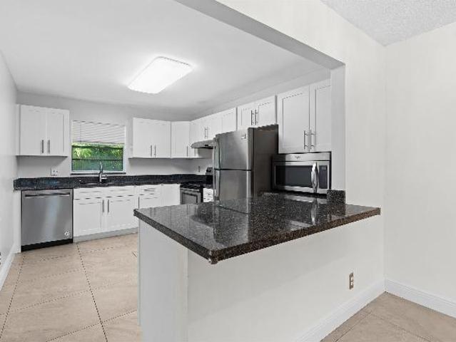 2 Br, 1 bath, Apartment 1515 North Federal Highway