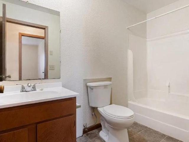 2 Br, 1 bath, Apartment 1528 North St