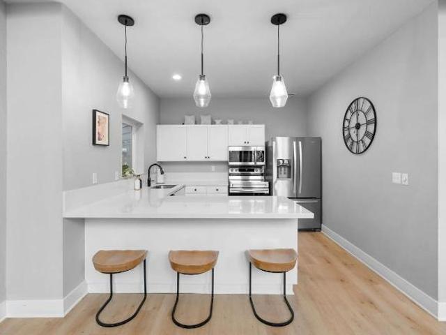 2 Br, 1 bath, Apartment 15290 SW Millikan Way
