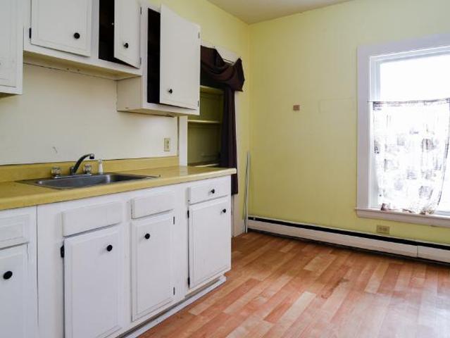 2 Br, 1 bath, Apartment 15 Smith Street
