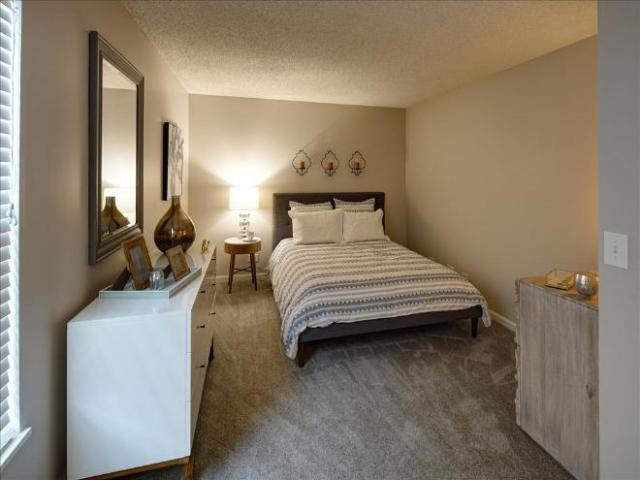 2 Br, 1 bath, Apartment 1652 Brookdale Rd