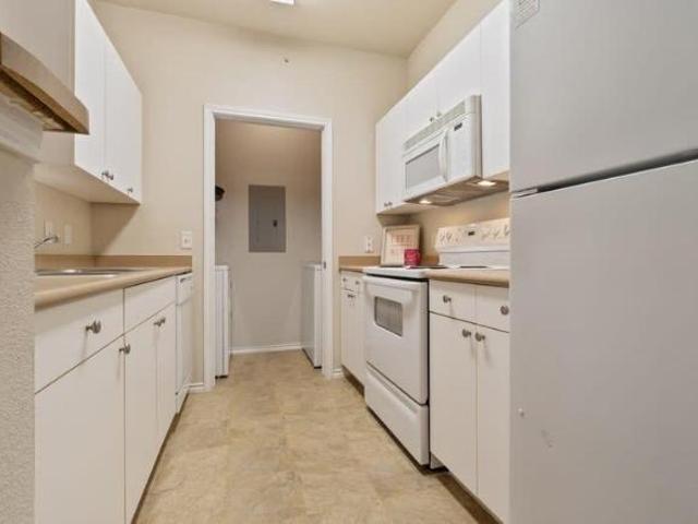 2 Br, 1 bath, Apartment 1600 Cooks Ln