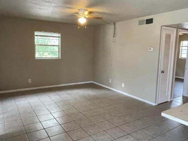 2 Br, 1 bath, Apartment 1711 Dixon Blvd