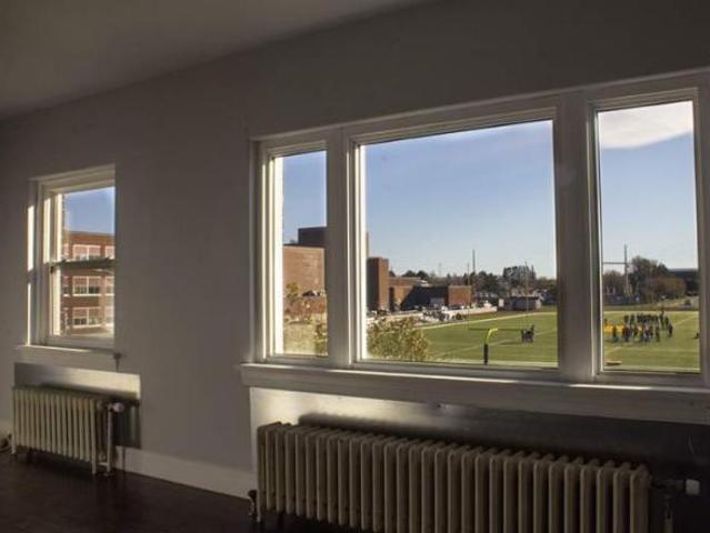 2 Br, 1 bath, Apartment 1731 Moodie Street East