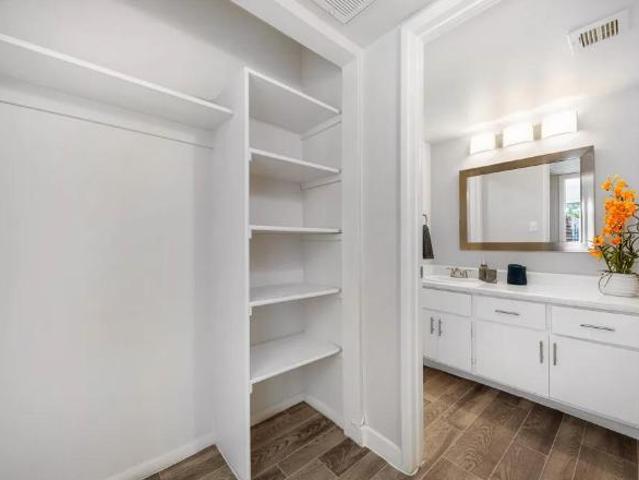 2 Br, 1 bath, Apartment 1840 W Emelita Ave