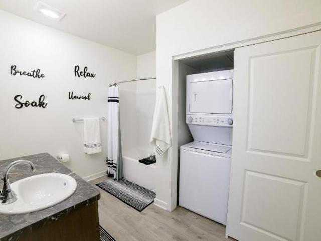 2 Br, 1 bath, Apartment 1800 Division Rd