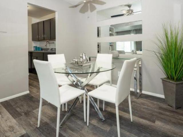 2 Br, 1 bath, Apartment 1800 Park West Blvd
