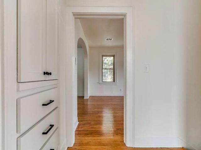 2 Br, 1 bath, Apartment 1805 N Gatewood Ave