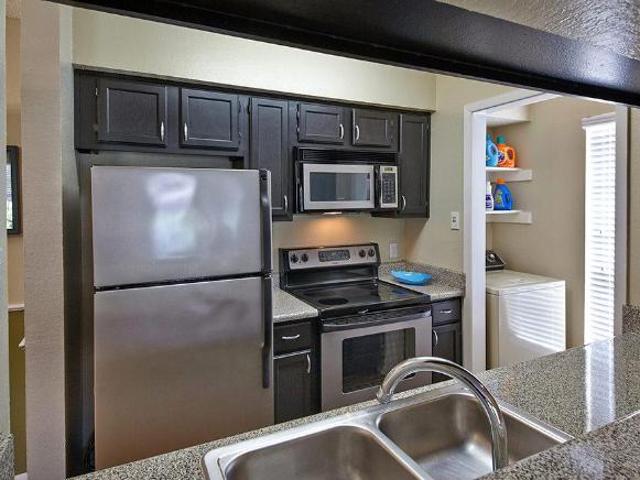 2 Br, 1 bath, Apartment 1805 NE Green Oaks Blvd