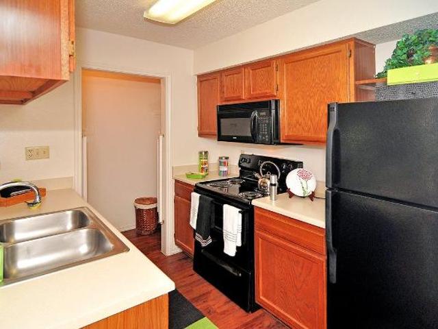 2 Br, 1 bath, Apartment 18081 Midway Road