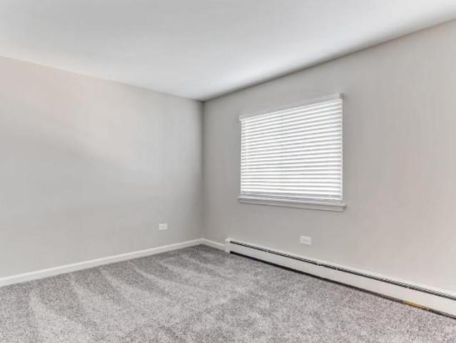2 Br, 1 bath, Apartment 1821 W Golf Rd