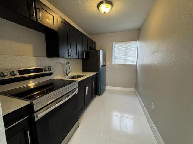 2 Br, 1 bath, Apartment 1940 Washington Avenue