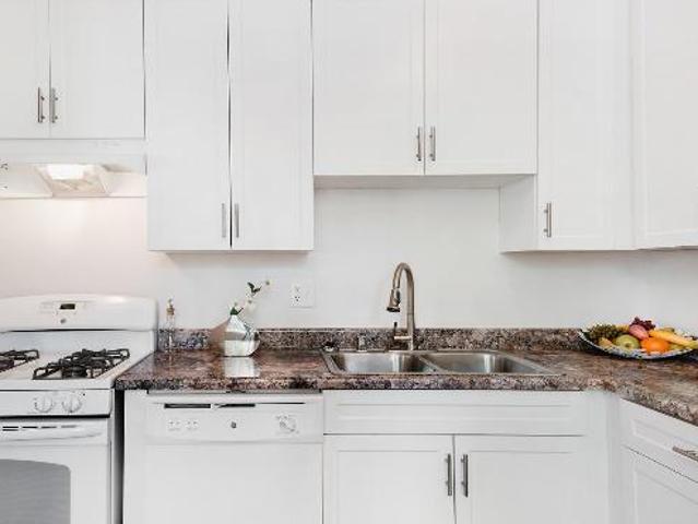 2 Br, 1 bath, Apartment 2055 Arnold Way