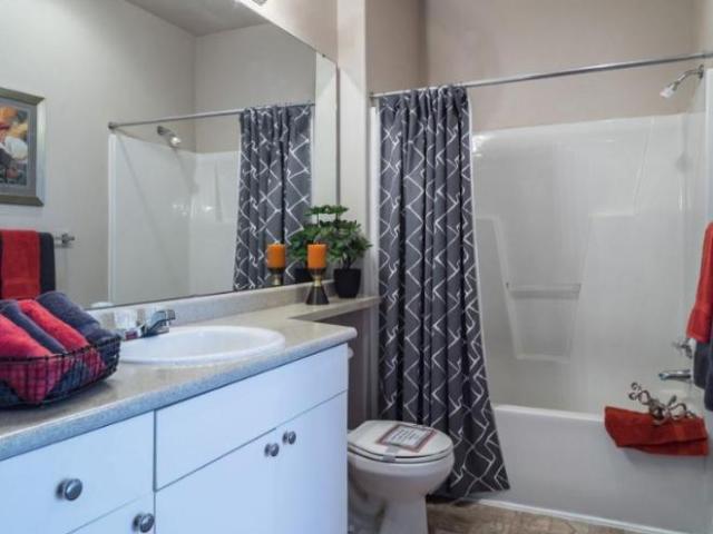 2 Br, 1 bath, Apartment 2080 Brentmoor Dr